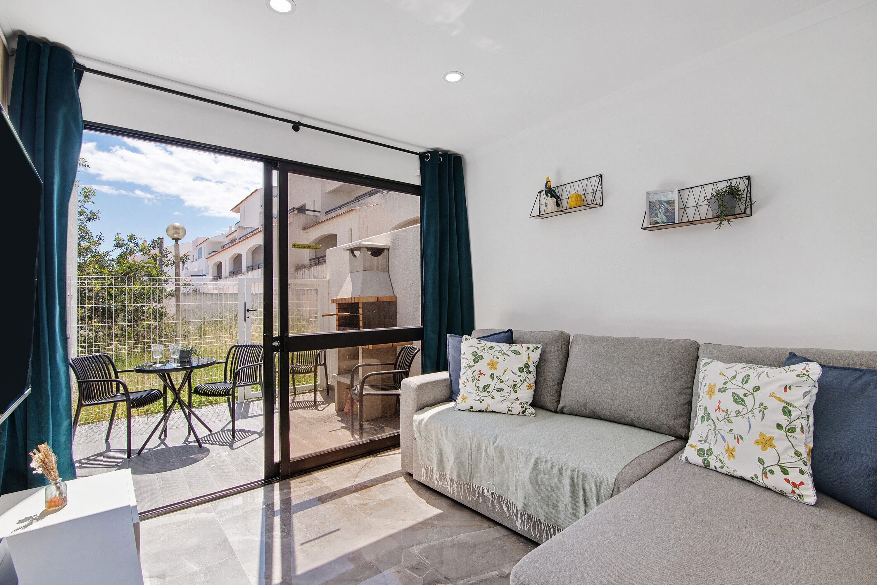 Apartment 'Amazing Oura Beach' With Shared Pool, Wi-fi And Air Conditioning - Albufeira