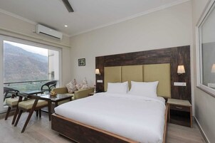 Suíte superluxo, vista para o rio | Cofres nos quartos, espaço de trabalho para notebook, cortinas blackout