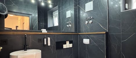 Apartamento de Luxo em Condomínio Fechado, Vista para a cidade | Casa de banho | Chinelos