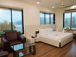 Quarto Clássico com Cama de Casal, vista para o rio | Secretária, Wi-fi grátis 