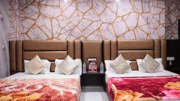 Quarto casal família | Escrivaninha, quartos à prova de som, roupa de cama