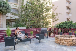 Villa, vista para a montanha | Terraço/pátio interior