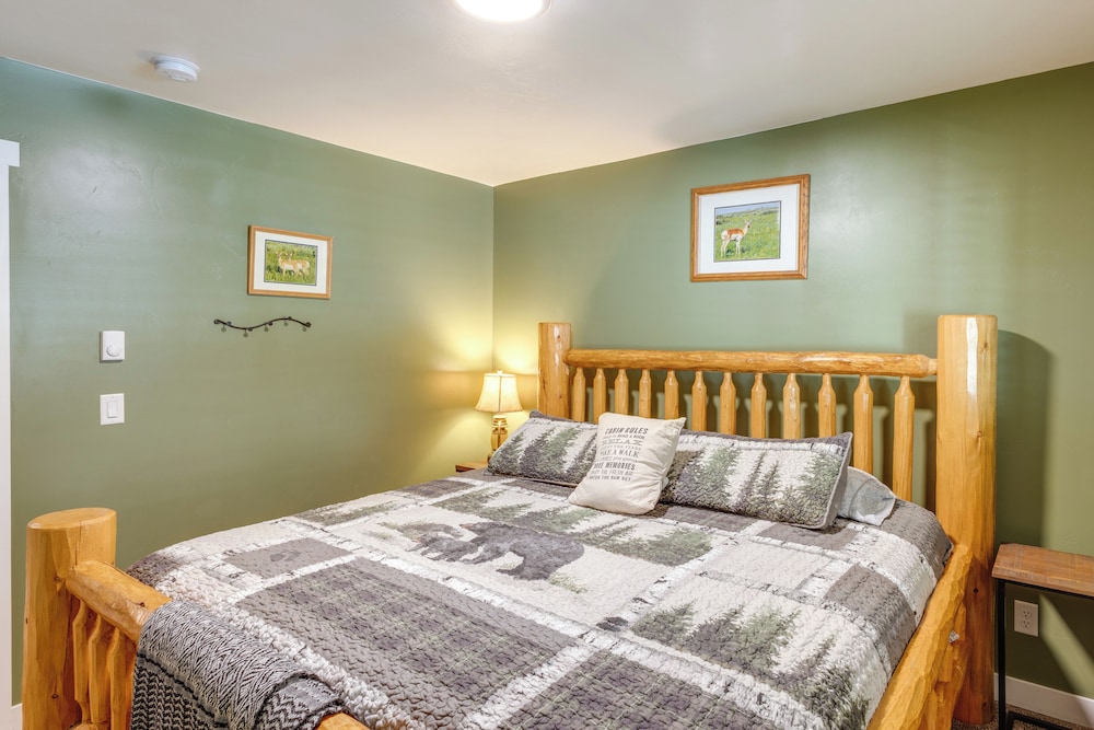 Deck W/ Hot Tub: Ashton 'Cozy Cub Cabin' - Ashton, ID