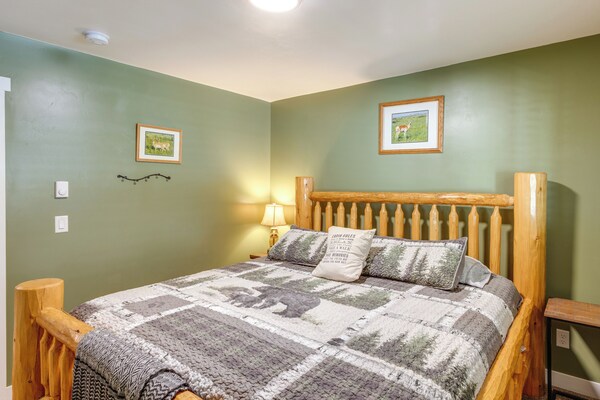 Deck W/ Hot Tub: Ashton 'Cozy Cub Cabin' - Ashton, ID