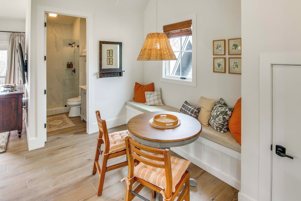 Modern Mountain-view Gem W/ Deck In Glenville - Tuckasegee, NC