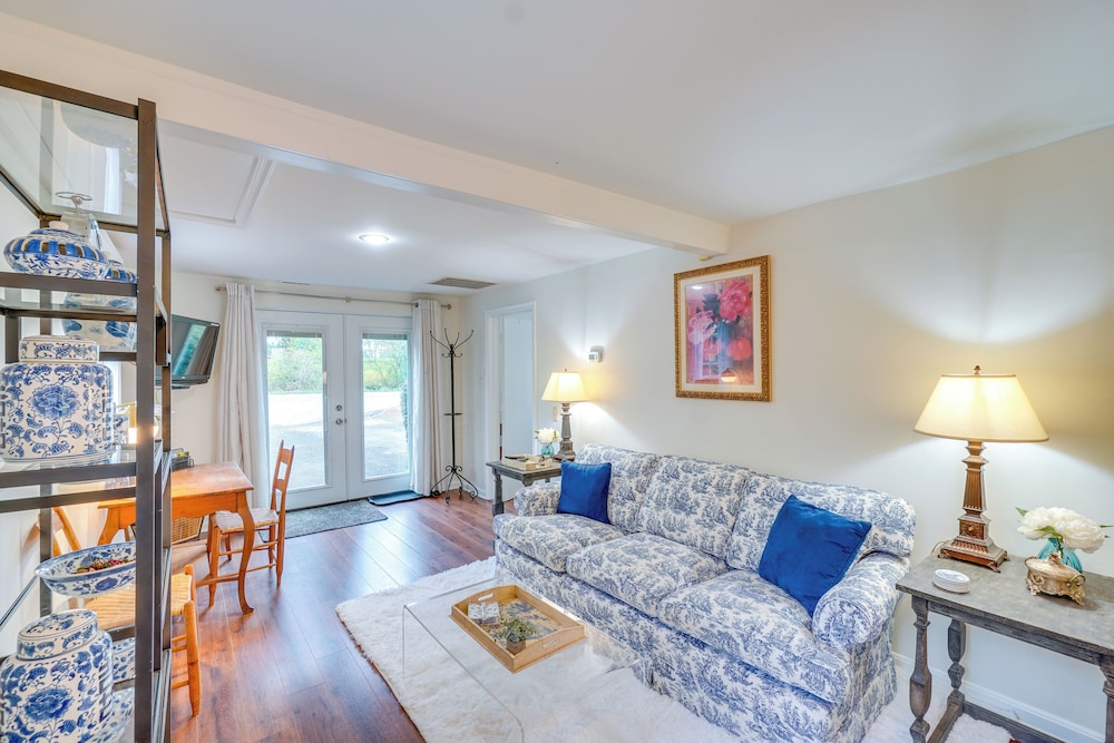 Hike, Sip & Explore: Charming Waterford Cottage! - Leesburg, VA