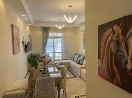 Apartamento de Luxo, Vista para a cidade | Sala de estar | Netflix, serviços de streaming 