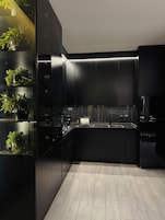 Um frigorífico/congelador grande, um micro-ondas, uma placa de cozinha