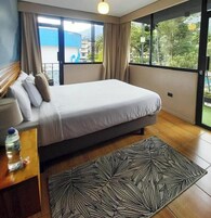 Quarto Duplo Executivo, 1 quarto, varanda, Vista para a cidade | Lençóis de algodão egípcio, roupa de alta qualidade, edredões de penas 