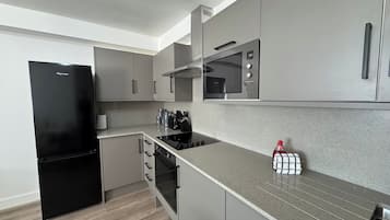 Apartamento | Cozinha privada | Um frigorífico, um micro-ondas, um forno, uma placa de cozinha