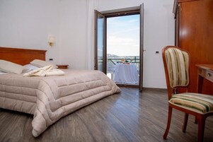 Quarto Duplo ou Twin Superior, vista parcial para o mar | Secretária, cortinas/cortinados opacos, quartos insonorizados 