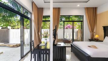 Cofre no quarto, secretária, cortinas/cortinados opacos