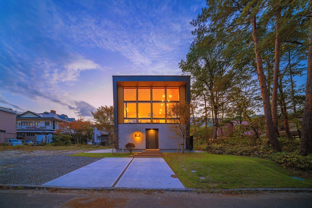 The Bergamot Hakuba - Hakuba