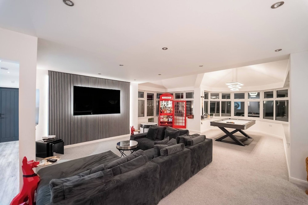 Luxury Retreat, Hot Tub, Sk Massage Bed & Tesla - Watford