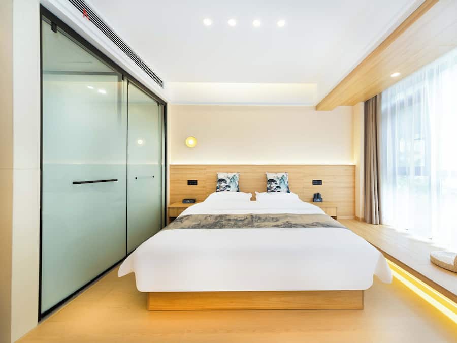 Quarto Duplo de Luxo | Roupa de alta qualidade, edredões de penas, camas de colchão pillowtop