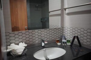 Quarto Duplo Deluxe, vista para o lago | Casa de banho | Chinelos 