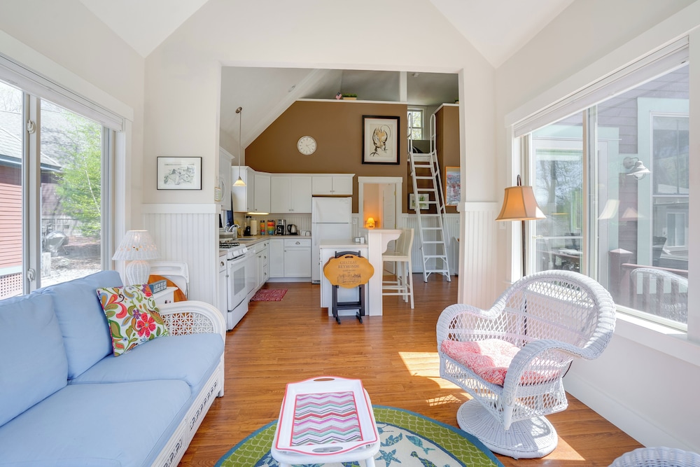 Lake Access & Pools: Sun-soaked Westford Cottage! - Massachusetts