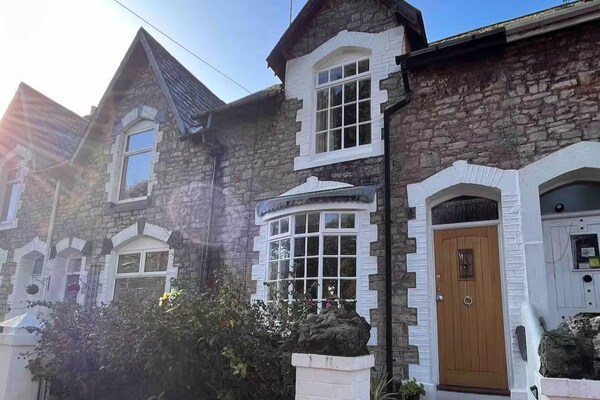 Charming 3-bed Cottage - Private Garden & Parking - Torquay
