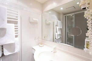 Quarto casal standard | Banheiro | Secador de cabelo, roupões de banho, chinelos, toalhas de banho