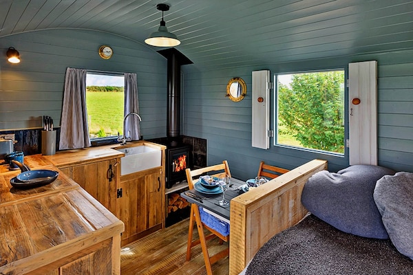 Lakeside Shepherd's Hut Retreat, No Deposit - Wales