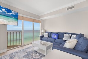 Apartamento em Condomínio Fechado, várias camas, varanda (Tidewater Beach Resort 817) | Sala de estar | Televisor de ecrã plano de 42 polegadas com canais digitais