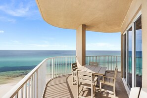 Apartamento em Condomínio Fechado, várias camas, varanda (Tidewater Beach Resort 817) | Refeições ao ar livre