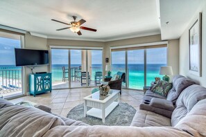 Apartamento em Condomínio Fechado, várias camas, varanda (Tidewater Beach Resort 817) | Sala de estar | Televisor de ecrã plano de 42 polegadas com canais digitais 