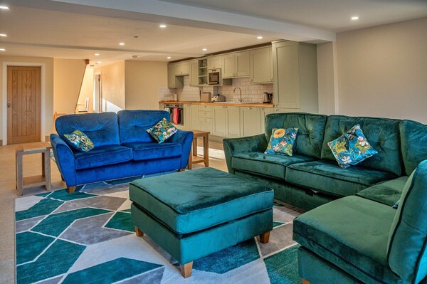 Barn In Cotswolds With Hot Tub & Scenic Trails - Bourton-on-the-Water