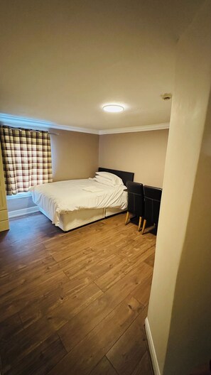 Quarto solteiro | Escrivaninha, espaço de trabalho para notebook, Wi-Fi de cortesia