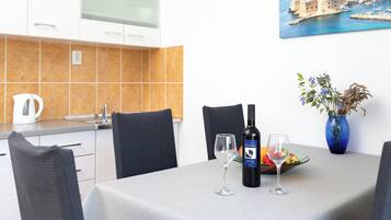 Apartamento Clássico, varanda | Refeições no quarto