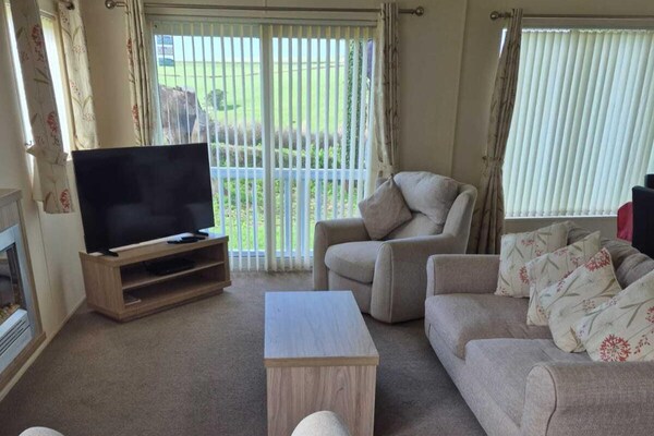 2 Bed Caravan - Sleeps 6 - Pets - Pool - Parking - Newquay