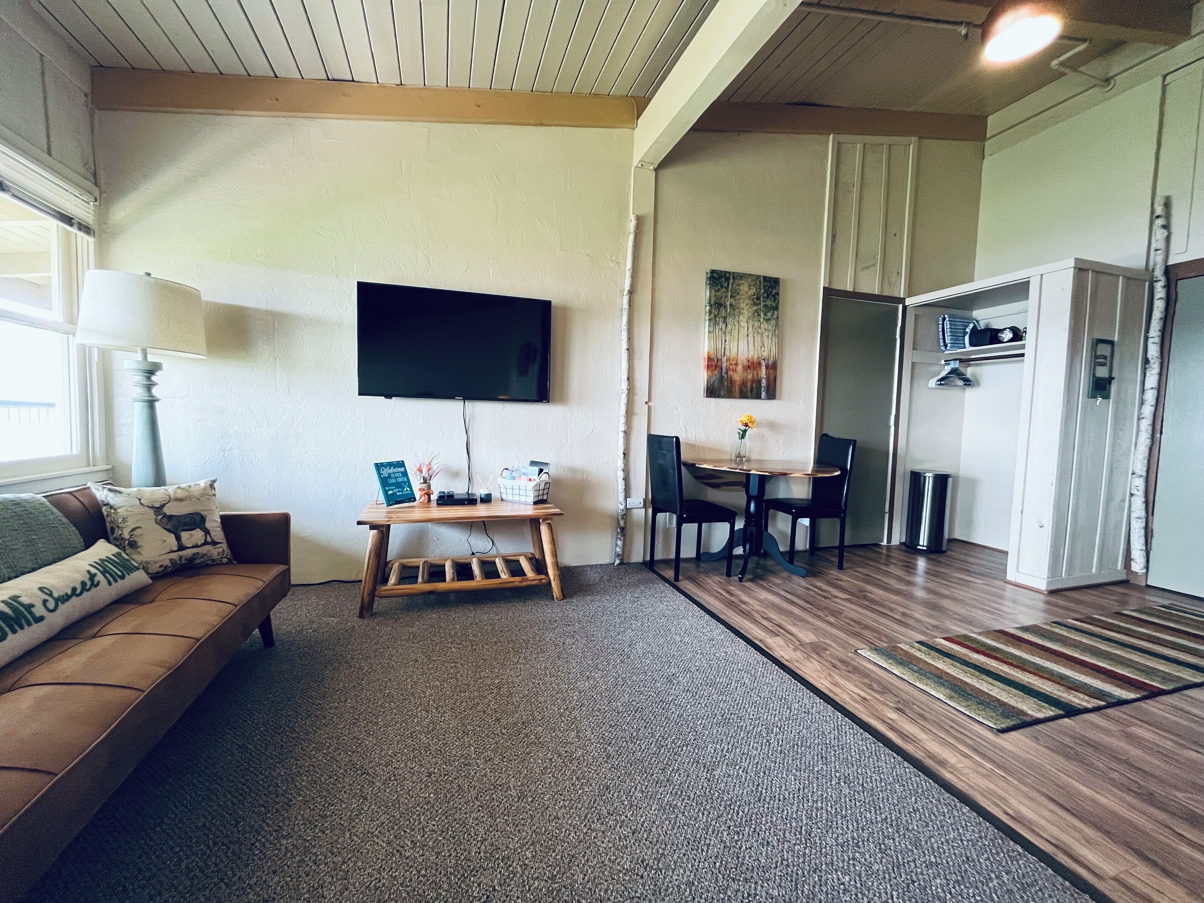 Snowmobile Lovers Welcome!! Hot Tub, Sauna, Lake Front! - Minnesota