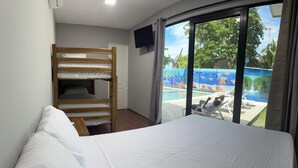 Quarto Duplo Familiar, vista para a piscina | Cofre no quarto, cortinas/cortinados opacos, Wi-fi grátis 