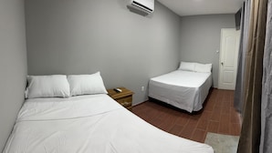 Quarto Duplo Familiar, vista para a piscina | Cofre no quarto, cortinas/cortinados opacos, Wi-fi grátis 