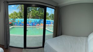 Quarto Duplo Familiar, vista para a piscina | Cofre no quarto, cortinas/cortinados opacos, Wi-fi grátis 