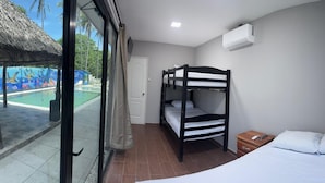 Quarto Duplo Familiar, vista para a piscina | Cofre no quarto, cortinas/cortinados opacos, Wi-fi grátis 