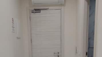 Cofre no quarto, secretária