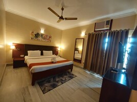 Suíte júnior, vista para a cidade | Escrivaninha, espaço de trabalho para notebook, Wi-Fi de cortesia