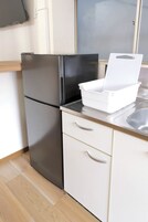 Apartamento | Kitchenette privada | Um frigorífico, uma máquina de lavar louça, uma chaleira elétrica