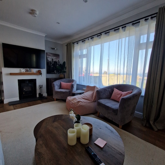 Luxury Sea View Retreat With Hot Tub Sleeps 8 - ドーバー