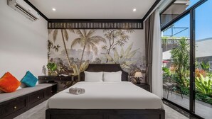 Quarto moderno com uma cama grande, um mural com folhagem tropical e vista para o verde lá fora, além de uma porta de vidro deslizante.