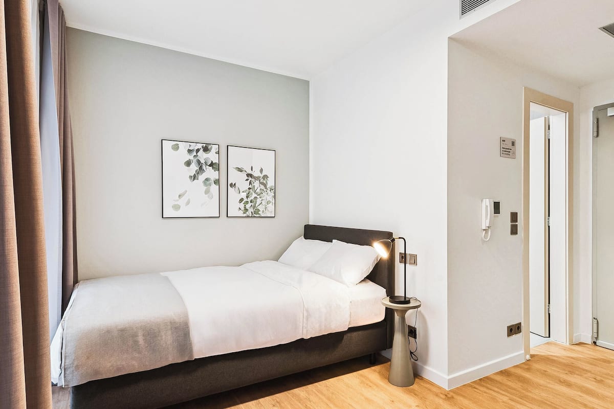 Single Comfort Suite with Balcony | 1 quarto, individualmente decorados, individualmente mobiliados