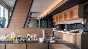 Pequeno-almoço preparado no momento diário (3800 JPY por pessoa)