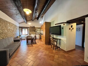 Apartamento família | Área de estar | TV