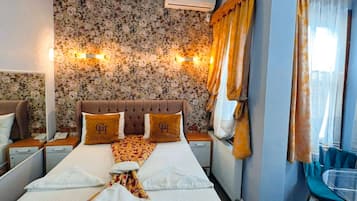 1 quarto, roupas de cama premium, frigobar, escrivaninha