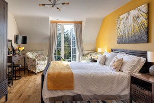 Quarto casal conforto, 1 quarto, sacada, vista para o jardim (Aspen) | Cortinas blackout, ferros/tábuas de passar roupa, Wi-Fi de cortesia