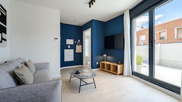 Apartamento, Vista para a cidade | Sala de estar | Televisor de 50 cm com canais por cabo