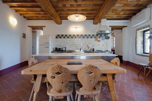 Apartamento, varanda, vista para a colina | Cozinha privada | Um frigorífico, um forno, uma placa de cozinha