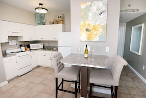 Apartamento em Condomínio Fechado, 1 quarto | Cozinha privada | Um frigorífico, um forno, uma cafeteira/bule, uma torradeira