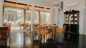 2 restaurantes: opção de café da manhã, almoço e jantar
